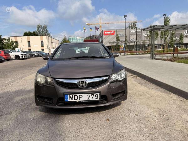 Brown Honda Civic 2010 in Vilnius, with an engine capacity of 1.80 L and mileage of 291 thousand km for 1499 €, photo 6 on AUTOMOTO.COM.LV