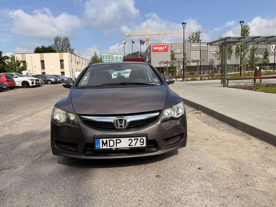 Brown Honda Civic 2010 in Vilnius, with an engine capacity of 1.80 L and mileage of 291 thousand km for 1499 €, photo 7 on AUTOMOTO.COM.LV