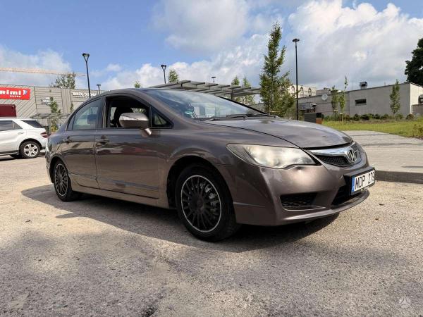 Brown Honda Civic 2010 in Vilnius, with an engine capacity of 1.80 L and mileage of 291 thousand km for 1499 €, photo 7 on AUTOMOTO.COM.LV