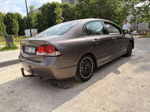 Brown Honda Civic 2010 in Vilnius, with an engine capacity of 1.80 L and mileage of 291 thousand km for 1499 €, photo 8 on AUTOMOTO.COM.LV