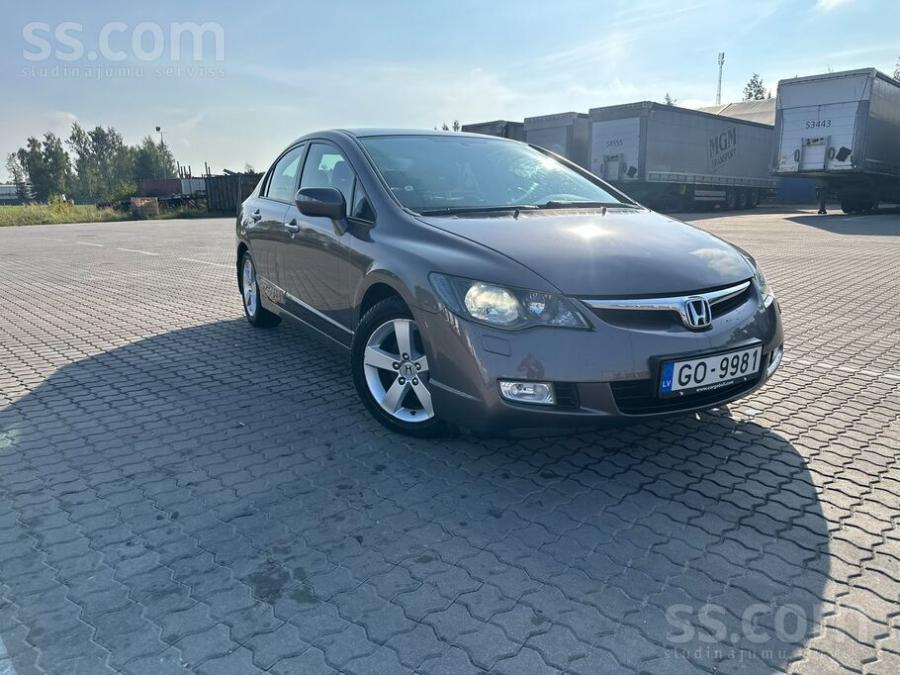 Brown Honda Civic 2011 in Riga, with an engine capacity of 1.80 L and mileage of 130 thousand km for 3650 €, photo 3 on AUTOMOTO.COM.LV
