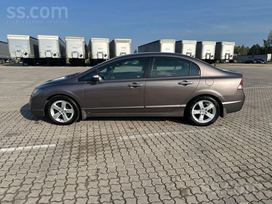 Brown Honda Civic 2011 in Riga, with an engine capacity of 1.80 L and mileage of 130 thousand km for 3650 €, photo 4 on AUTOMOTO.COM.LV