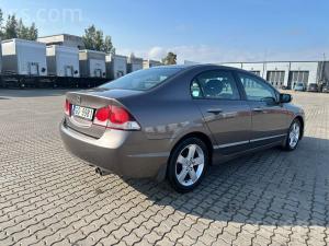 Brown Honda Civic 2011 in Riga, with an engine capacity of 1.80 L and mileage of 130 thousand km for 3650 €, photo 5 on AUTOMOTO.COM.LV