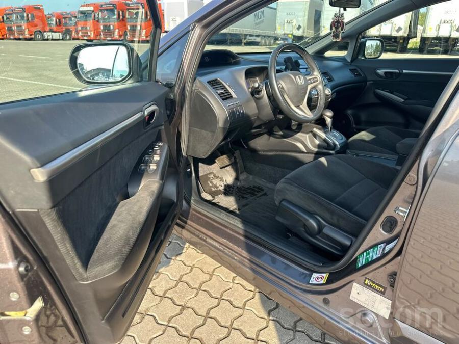 Brown Honda Civic 2011 in Riga, with an engine capacity of 1.80 L and mileage of 130 thousand km for 3650 €, photo 10 on AUTOMOTO.COM.LV