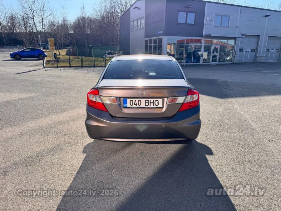 Brūns Honda Civic 2012 Tallina, ar dzinēja tilpumu 1.80 L un nobraukumu 138 tūkst. km par 7990 €, foto 16 vietnē AUTOMOTO.COM.LV