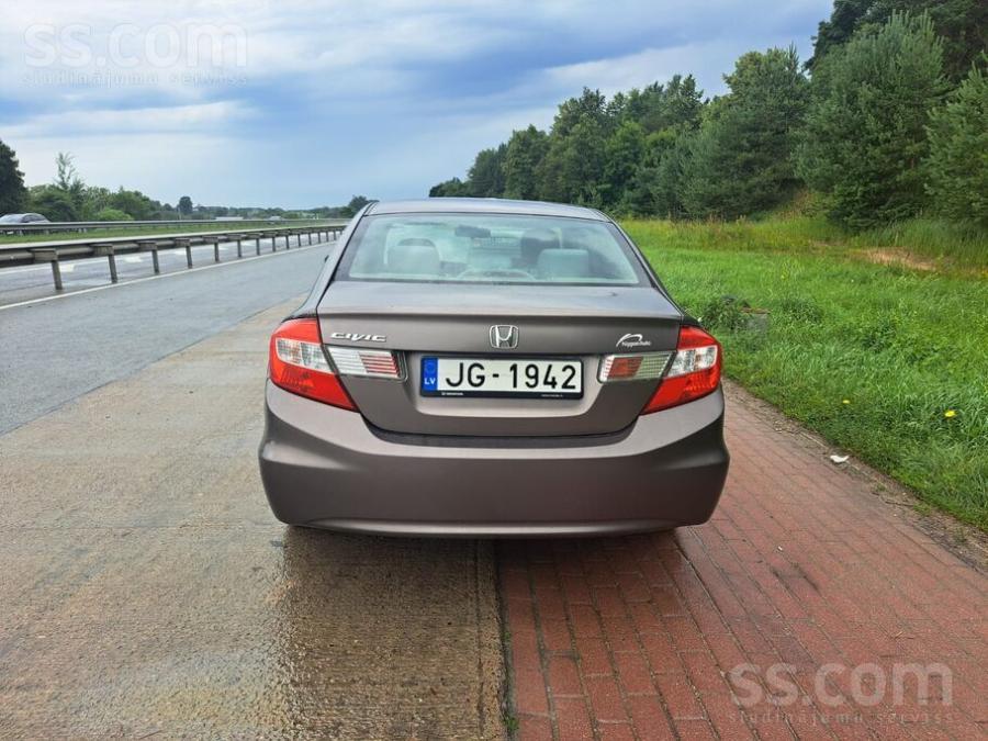 Brūns Honda Civic 2013 Rīga, ar dzinēja tilpumu 1.80 L un nobraukumu 195 tūkst. km par 6000 €, foto 3 vietnē AUTOMOTO.COM.LV