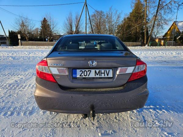 Brown Honda Civic 2013 in Rakvere, with an engine capacity of 1.80 L and mileage of 181 thousand km for 5900 €, photo 3 on AUTOMOTO.COM.LV