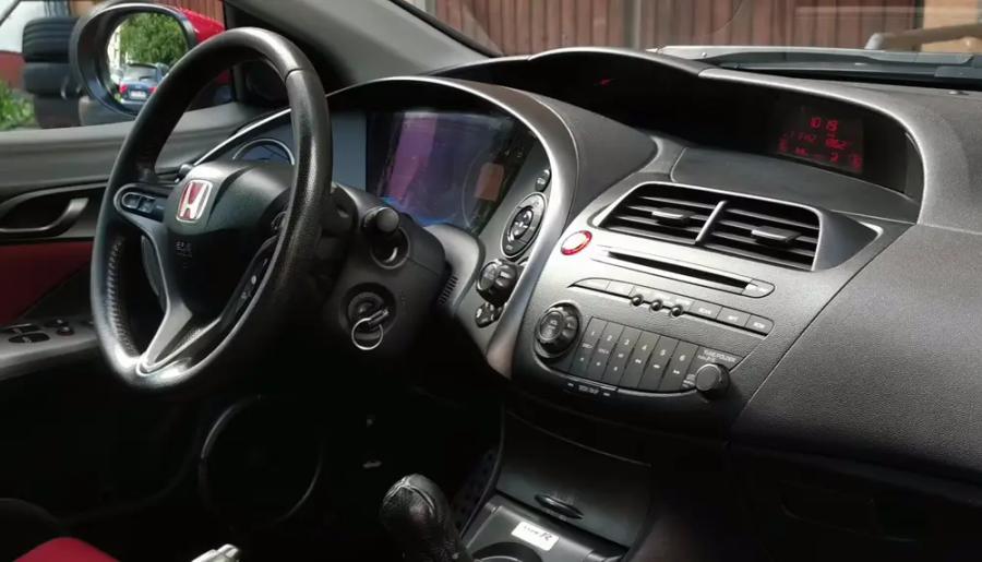 Honda Civic 2007 in Riga, with an engine capacity of 2.00 L and mileage of 297 thousand km for 4390 €, photo 11 on AUTOMOTO.COM.LV