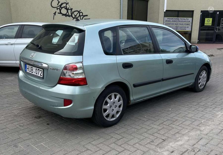 Green Honda Civic 2004 in Vilnius, with an engine capacity of 1.40 L and mileage of 194 thousand km for 1300 €, photo 5 on AUTOMOTO.COM.LV