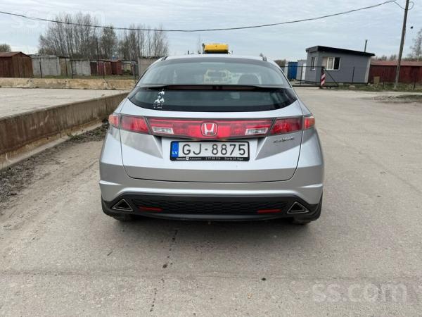 Green Honda Civic 2005 in Riga, with an engine capacity of 1.60 L and mileage of 0 thousand km for 1599 €, photo 4 on AUTOMOTO.COM.LV