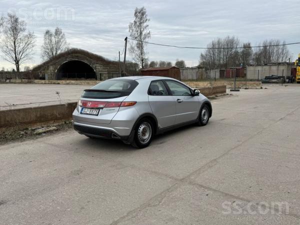Green Honda Civic 2005 in Riga, with an engine capacity of 1.60 L and mileage of 0 thousand km for 1599 €, photo 5 on AUTOMOTO.COM.LV