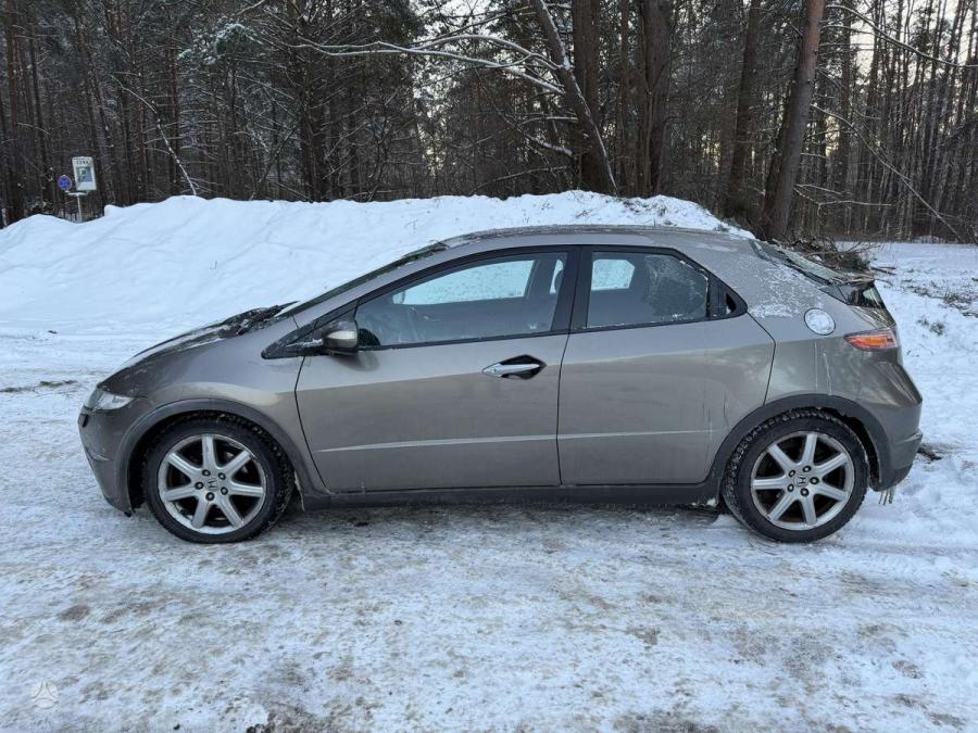 Green Honda Civic 2006 in Vilnius, with an engine capacity of 2.20 L and mileage of 288 thousand km for 2250 €, photo 2 on AUTOMOTO.COM.LV