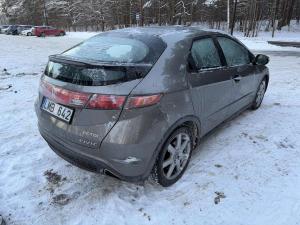 Green Honda Civic 2006 in Vilnius, with an engine capacity of 2.20 L and mileage of 288 thousand km for 2250 €, photo 5 on AUTOMOTO.COM.LV