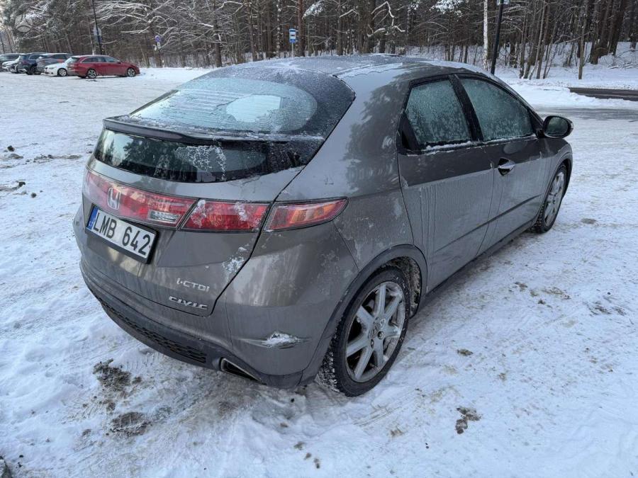 Green Honda Civic 2006 in Vilnius, with an engine capacity of 2.20 L and mileage of 288 thousand km for 2250 €, photo 5 on AUTOMOTO.COM.LV