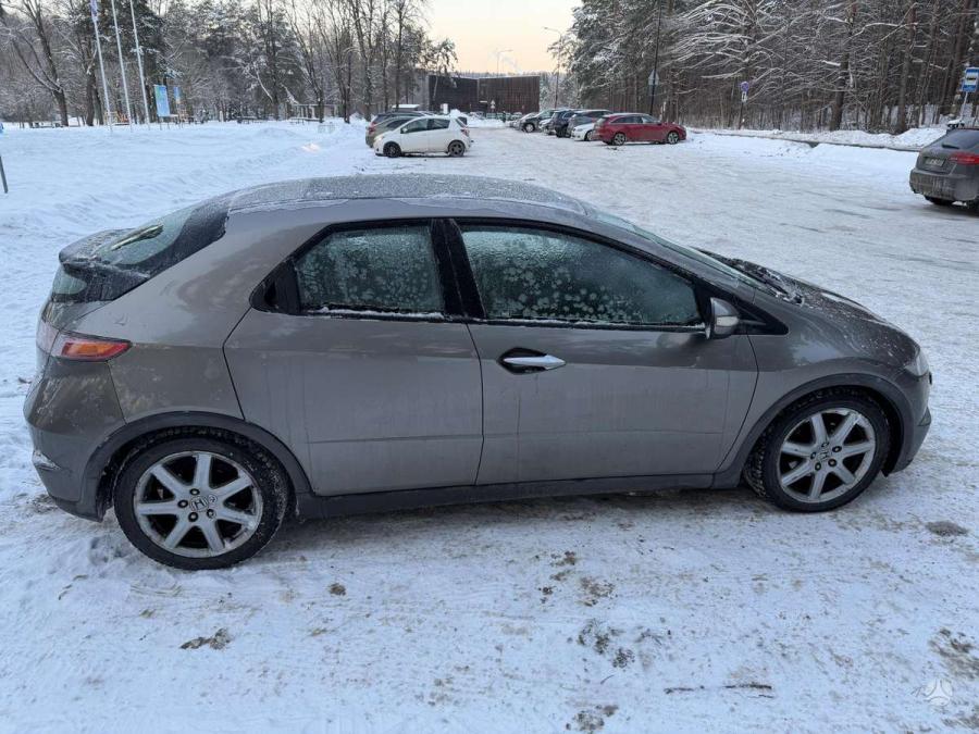 Green Honda Civic 2006 in Vilnius, with an engine capacity of 2.20 L and mileage of 288 thousand km for 2250 €, photo 6 on AUTOMOTO.COM.LV