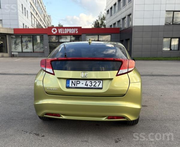 Green Honda Civic 2012 in Riga, with an engine capacity of 1.80 L and mileage of 170 thousand km for 6700 €, photo 4 on AUTOMOTO.COM.LV
