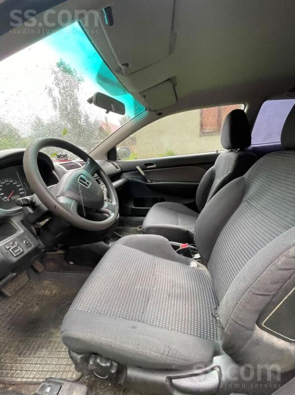 Grey Honda Civic 2003 in Bauska, with an engine capacity of 1.60 L and mileage of 300 thousand km for 1350 €, photo 8 on AUTOMOTO.COM.LV
