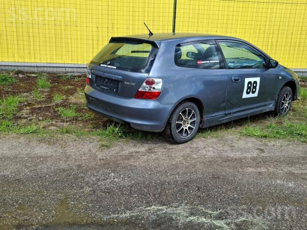 Grey Honda Civic 2004 in Jelgava, with an engine capacity of 1.40 L and mileage of 297 thousand km for 550 €, photo 3 on AUTOMOTO.COM.LV