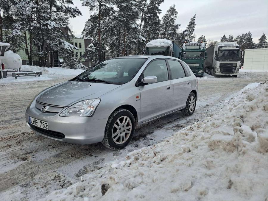 Grey Honda Civic 2002 in Vilnius, with an engine capacity of 1.59 L and mileage of 158 thousand km for 1350 €, photo 6 on AUTOMOTO.COM.LV
