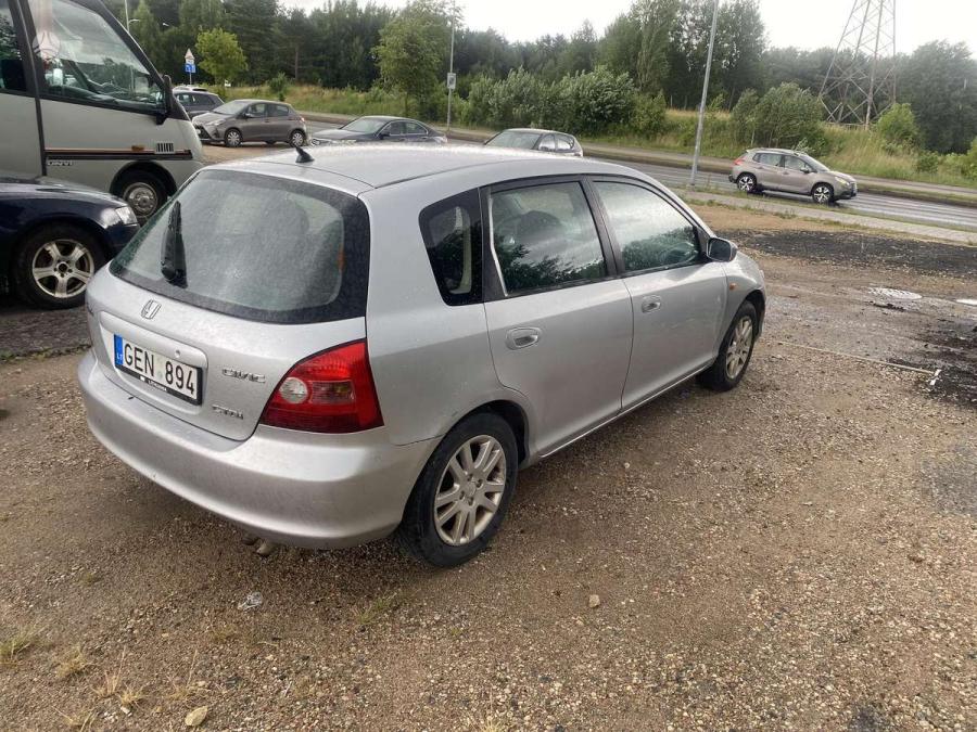 Grey Honda Civic 2002 in Vilnius, with an engine capacity of 1.69 L and mileage of 330 thousand km for 500 €, photo 4 on AUTOMOTO.COM.LV
