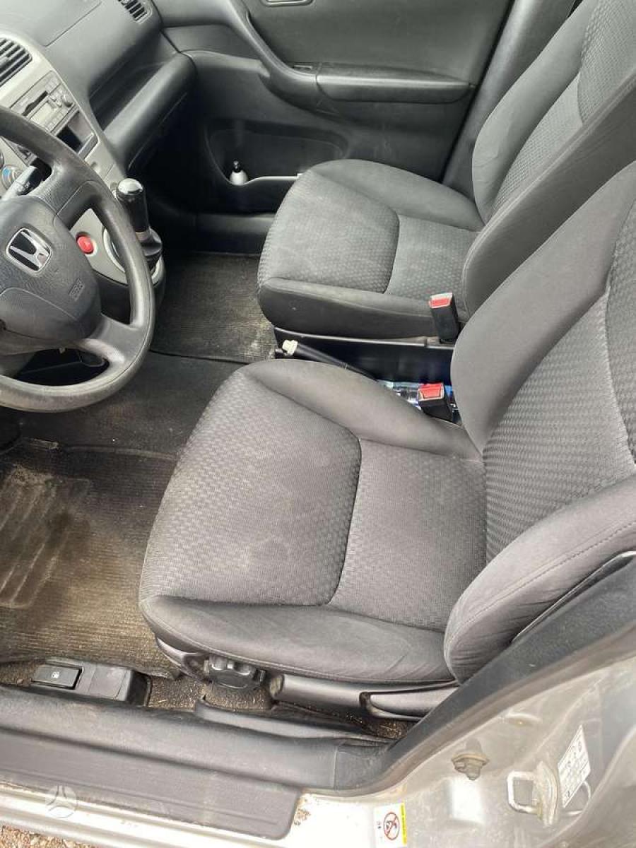 Grey Honda Civic 2002 in Vilnius, with an engine capacity of 1.69 L and mileage of 330 thousand km for 500 €, photo 10 on AUTOMOTO.COM.LV