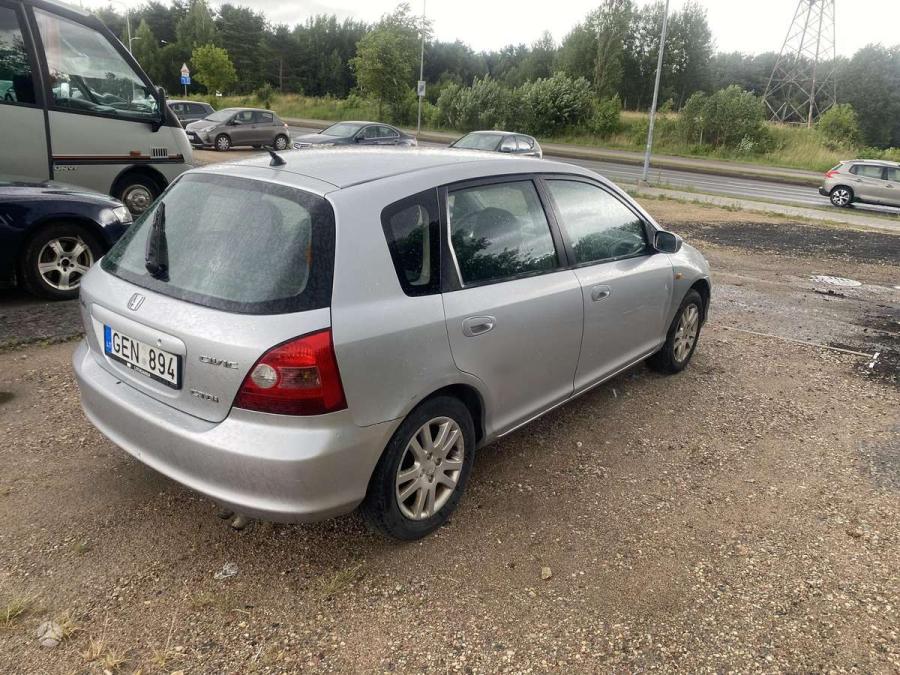 Grey Honda Civic 2002 in Vilnius, with an engine capacity of 1.69 L and mileage of 330 thousand km for 500 €, photo 15 on AUTOMOTO.COM.LV