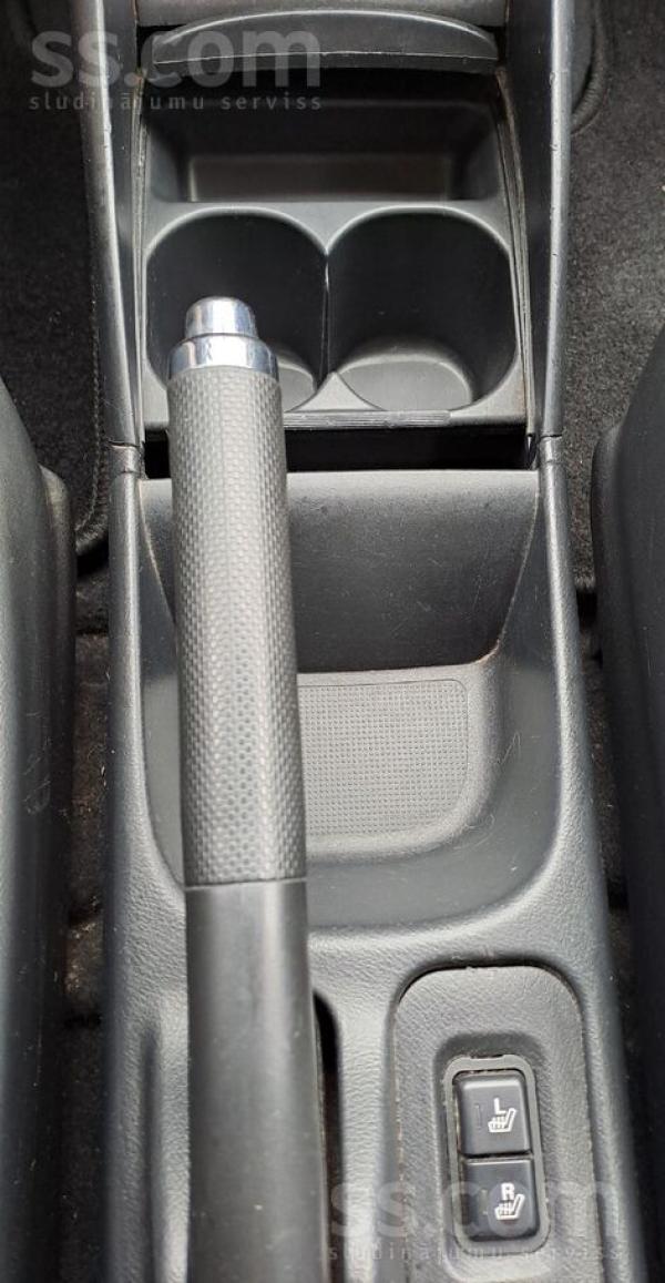 Grey Honda Civic 2005 in Jelgava, with an engine capacity of 1.60 L and mileage of 215 thousand km for 1200 €, photo 9 on AUTOMOTO.COM.LV