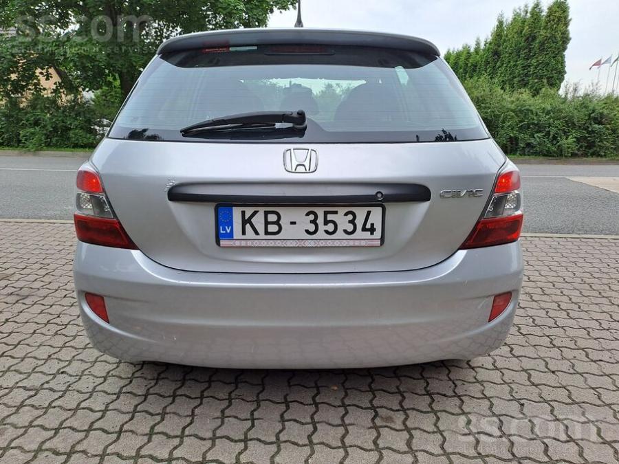 Grey Honda Civic 2005 in Jelgava, with an engine capacity of 1.60 L and mileage of 215 thousand km for 1200 €, photo 6 on AUTOMOTO.COM.LV