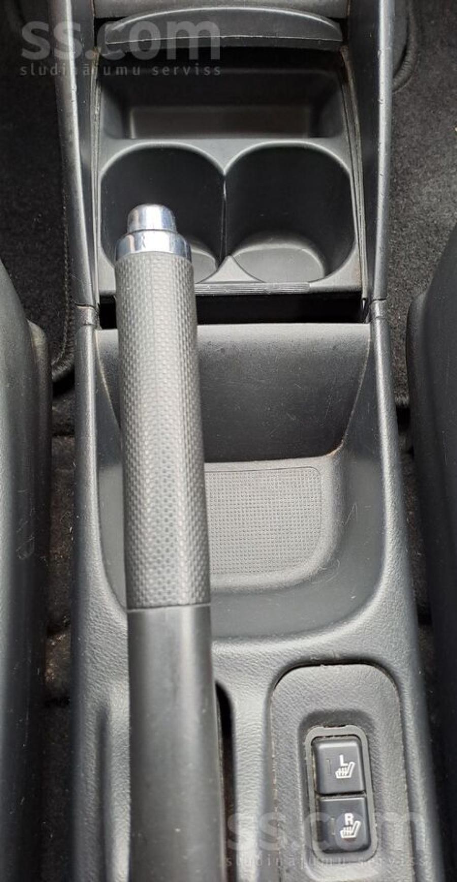 Grey Honda Civic 2005 in Jelgava, with an engine capacity of 1.60 L and mileage of 215 thousand km for 1200 €, photo 10 on AUTOMOTO.COM.LV