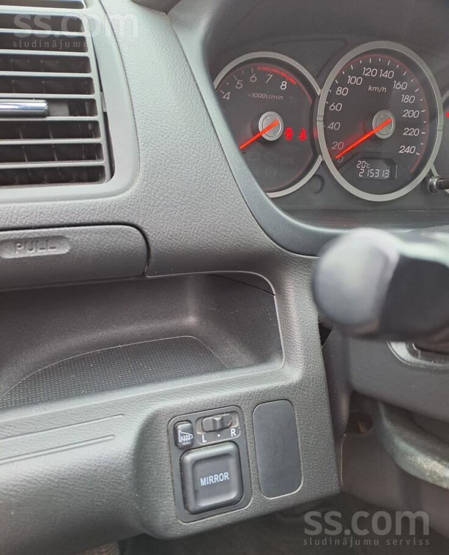 Grey Honda Civic 2005 in Jelgava, with an engine capacity of 1.60 L and mileage of 215 thousand km for 1200 €, photo 13 on AUTOMOTO.COM.LV