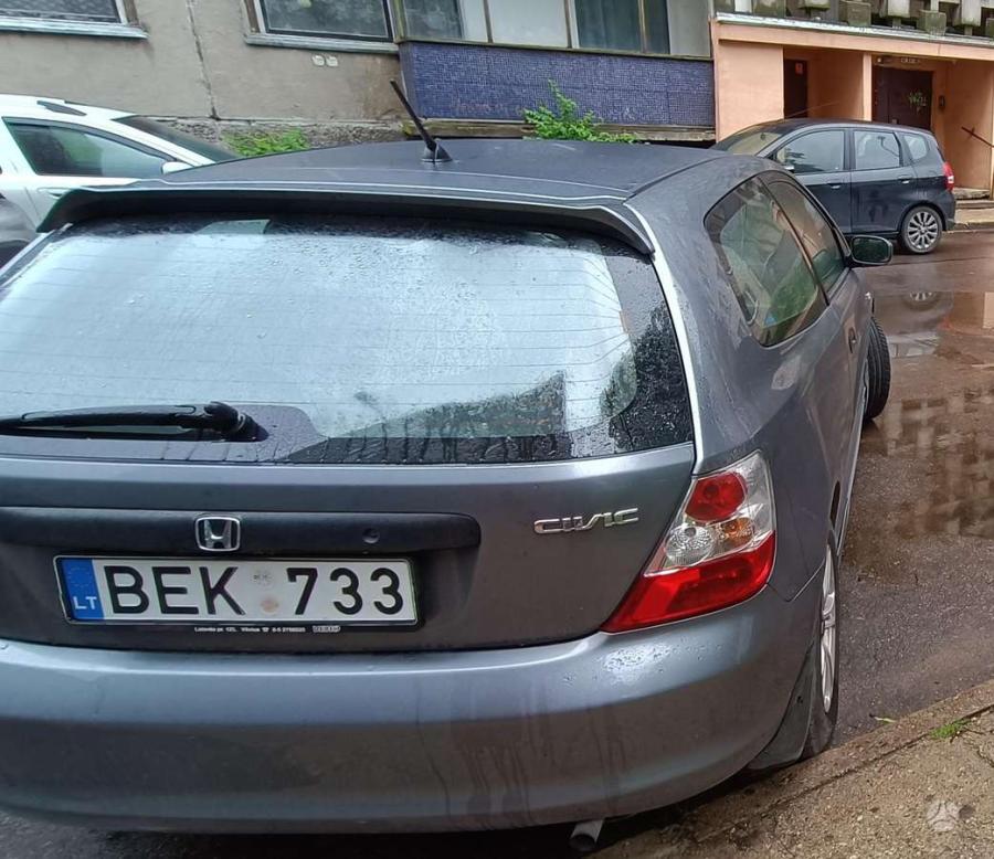 Grey Honda Civic 2005 in Vilnius, with an engine capacity of 1.59 L and mileage of 334 thousand km for 550 €, photo 3 on AUTOMOTO.COM.LV