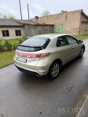 Pelēks Honda Civic 2005 Tukums, ar dzinēja tilpumu 1.80 L un nobraukumu 284 tūkst. km par 1590 €, foto 4 vietnē AUTOMOTO.COM.LV