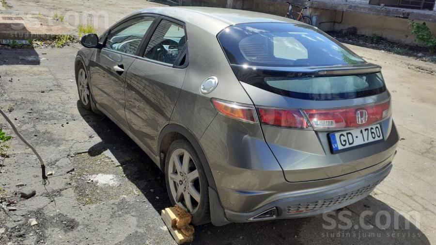 Pelēks Honda Civic 2006 Rīga, ar dzinēja tilpumu 1.80 L un nobraukumu 166 tūkst. km par 750 €, foto 4 vietnē AUTOMOTO.COM.LV