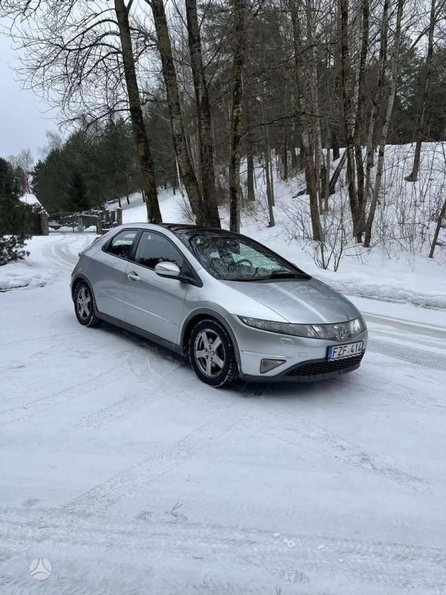 Grey Honda Civic 2006 in Vilnius, with an engine capacity of 2.20 L and mileage of 360 thousand km for 2300 €, photo 2 on AUTOMOTO.COM.LV