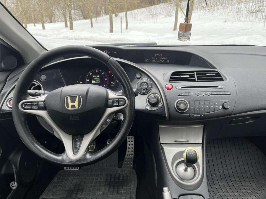 Grey Honda Civic 2006 in Vilnius, with an engine capacity of 2.20 L and mileage of 360 thousand km for 2300 €, photo 7 on AUTOMOTO.COM.LV