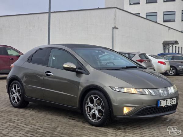Grey Honda Civic 2006 in Vilnius, with an engine capacity of 2.20 L and mileage of 377 thousand km for 1300 €, photo 1 on AUTOMOTO.COM.LV