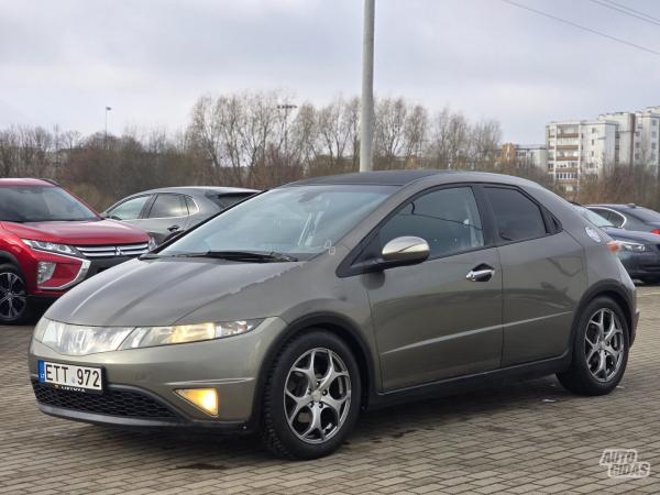 Grey Honda Civic 2006 in Vilnius, with an engine capacity of 2.20 L and mileage of 377 thousand km for 1300 €, photo 2 on AUTOMOTO.COM.LV