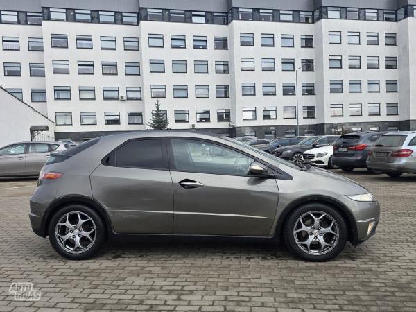 Grey Honda Civic 2006 in Vilnius, with an engine capacity of 2.20 L and mileage of 377 thousand km for 1300 €, photo 3 on AUTOMOTO.COM.LV