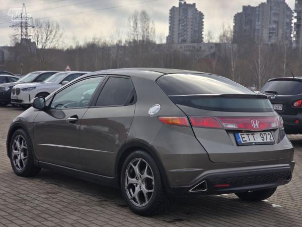 Grey Honda Civic 2006 in Vilnius, with an engine capacity of 2.20 L and mileage of 377 thousand km for 1300 €, photo 5 on AUTOMOTO.COM.LV