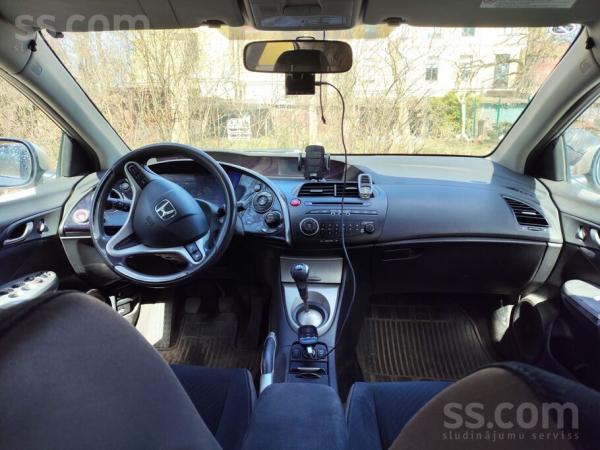 Grey Honda Civic 2006 in Riga, with an engine capacity of 1.40 L and mileage of 218 thousand km for 1000 €, photo 5 on AUTOMOTO.COM.LV