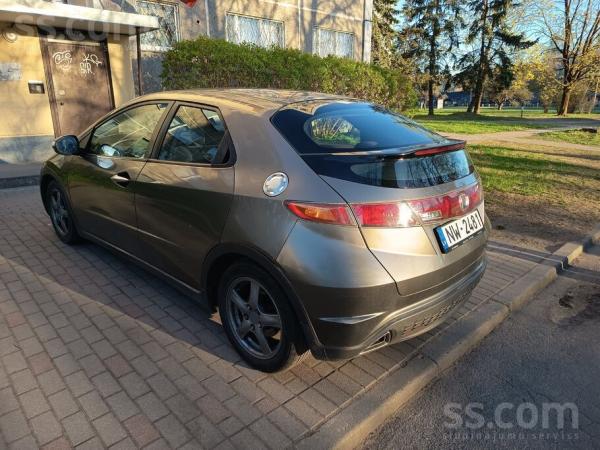 Grey Honda Civic 2006 in Riga, with an engine capacity of 1.80 L and mileage of 237 thousand km for 1400 €, photo 1 on AUTOMOTO.COM.LV