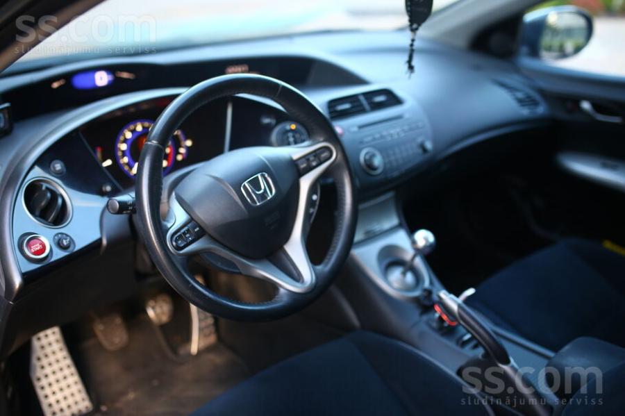 Pelēks Honda Civic 2006 Rīga, ar dzinēja tilpumu 1.80 L un nobraukumu 128 tūkst. km par 2600 €, foto 9 vietnē AUTOMOTO.COM.LV