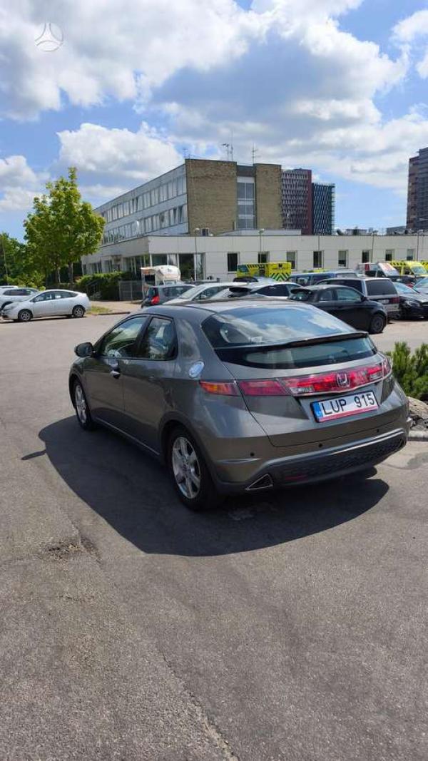 Pelēks Honda Civic 2006 Viļņa, ar dzinēja tilpumu 1.80 L un nobraukumu 176 tūkst. km par 4000 €, foto 2 vietnē AUTOMOTO.COM.LV