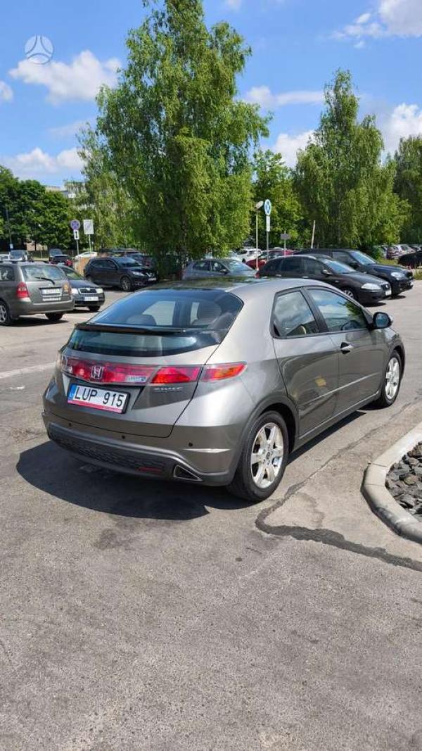 Pelēks Honda Civic 2006 Viļņa, ar dzinēja tilpumu 1.80 L un nobraukumu 176 tūkst. km par 4000 €, foto 3 vietnē AUTOMOTO.COM.LV