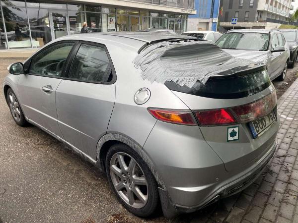 Pelēks Honda Civic 2006 Viļņa, ar dzinēja tilpumu 1.80 L un nobraukumu 194 tūkst. km par 700 €, foto 4 vietnē AUTOMOTO.COM.LV