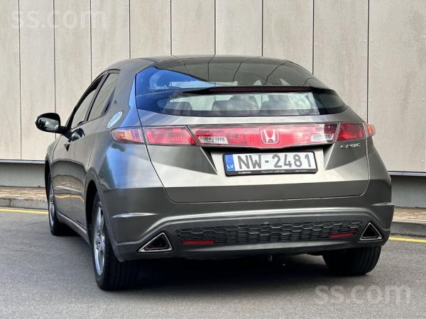 Pelēks Honda Civic 2006 Rīga, ar dzinēja tilpumu 1.80 L un nobraukumu 238 tūkst. km par 1550 €, foto 3 vietnē AUTOMOTO.COM.LV