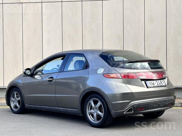 Pelēks Honda Civic 2006 Rīga, ar dzinēja tilpumu 1.80 L un nobraukumu 238 tūkst. km par 1550 €, foto 4 vietnē AUTOMOTO.COM.LV