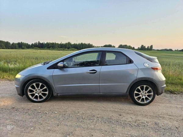 Pelēks Honda Civic 2006 Širvintos, ar dzinēja tilpumu 1.80 L un nobraukumu 278 tūkst. km par 1050 €, foto 1 vietnē AUTOMOTO.COM.LV