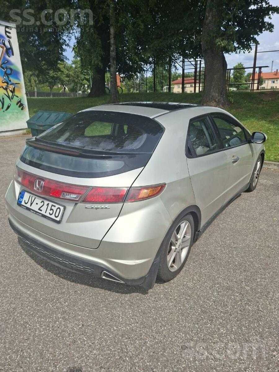 Pelēks Honda Civic 2006 Valmiera, ar dzinēja tilpumu 1.80 L un nobraukumu 206 tūkst. km par 2100 €, foto 4 vietnē AUTOMOTO.COM.LV