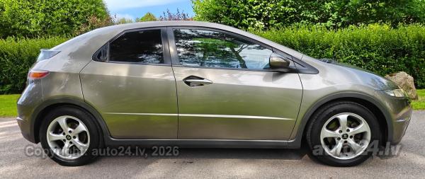 Grey Honda Civic 2006 in Tartu, with an engine capacity of 1.30 L and mileage of 290 thousand km for 1990 €, photo 5 on AUTOMOTO.COM.LV